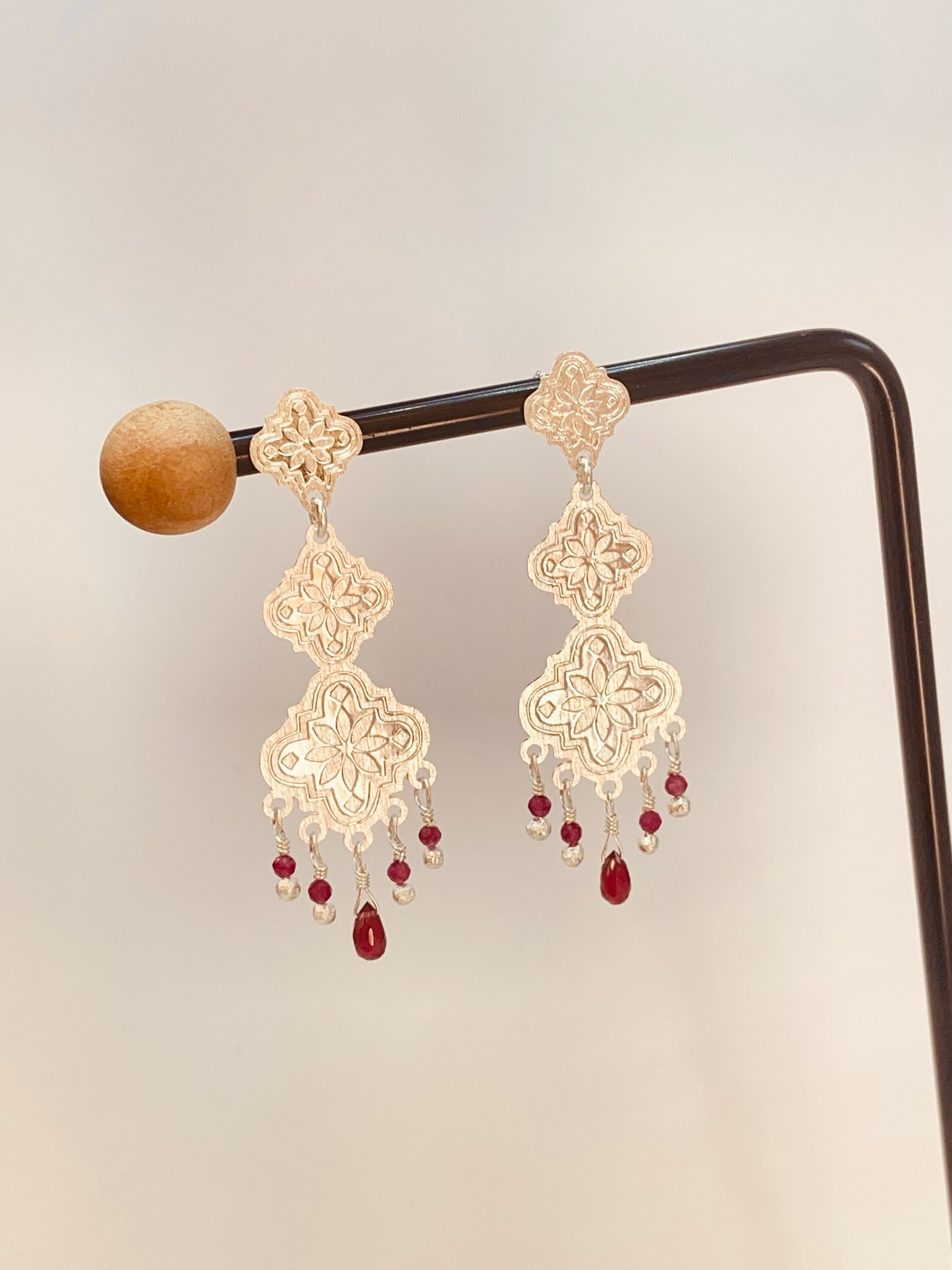 ZP2527 Aro Triple Mándala Rubí Rondeles y Gota Baño Plata – ZOUI Joyas